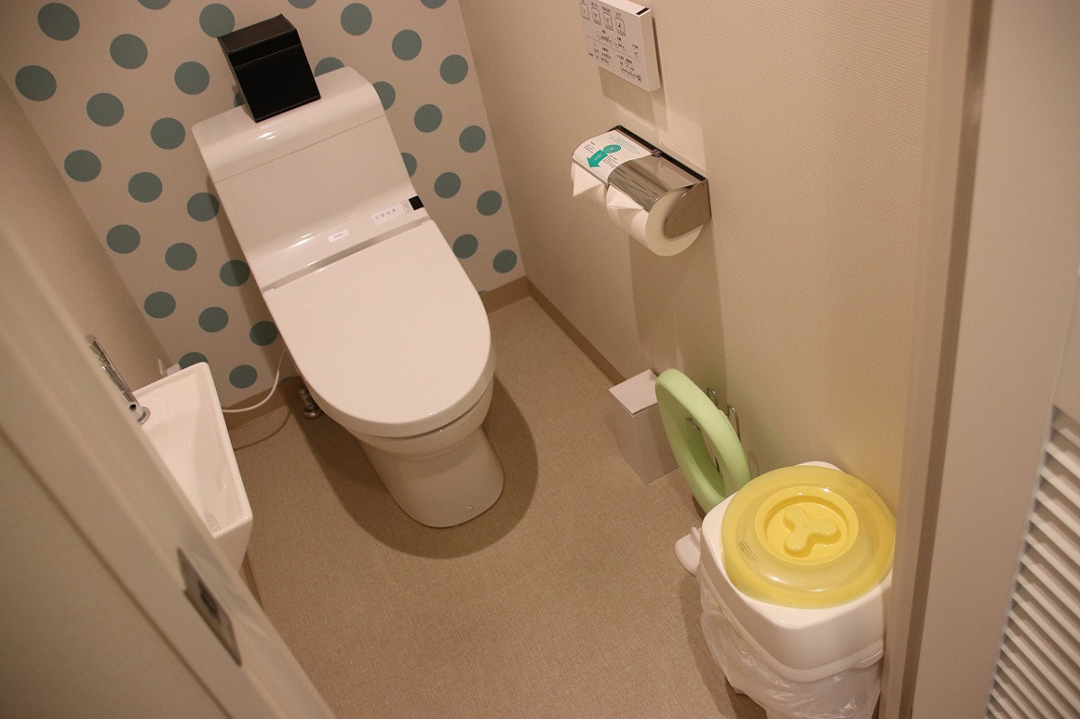 おむつ専用ゴミ箱があるトイレ| キャステル | CASTEL ディズニー情報