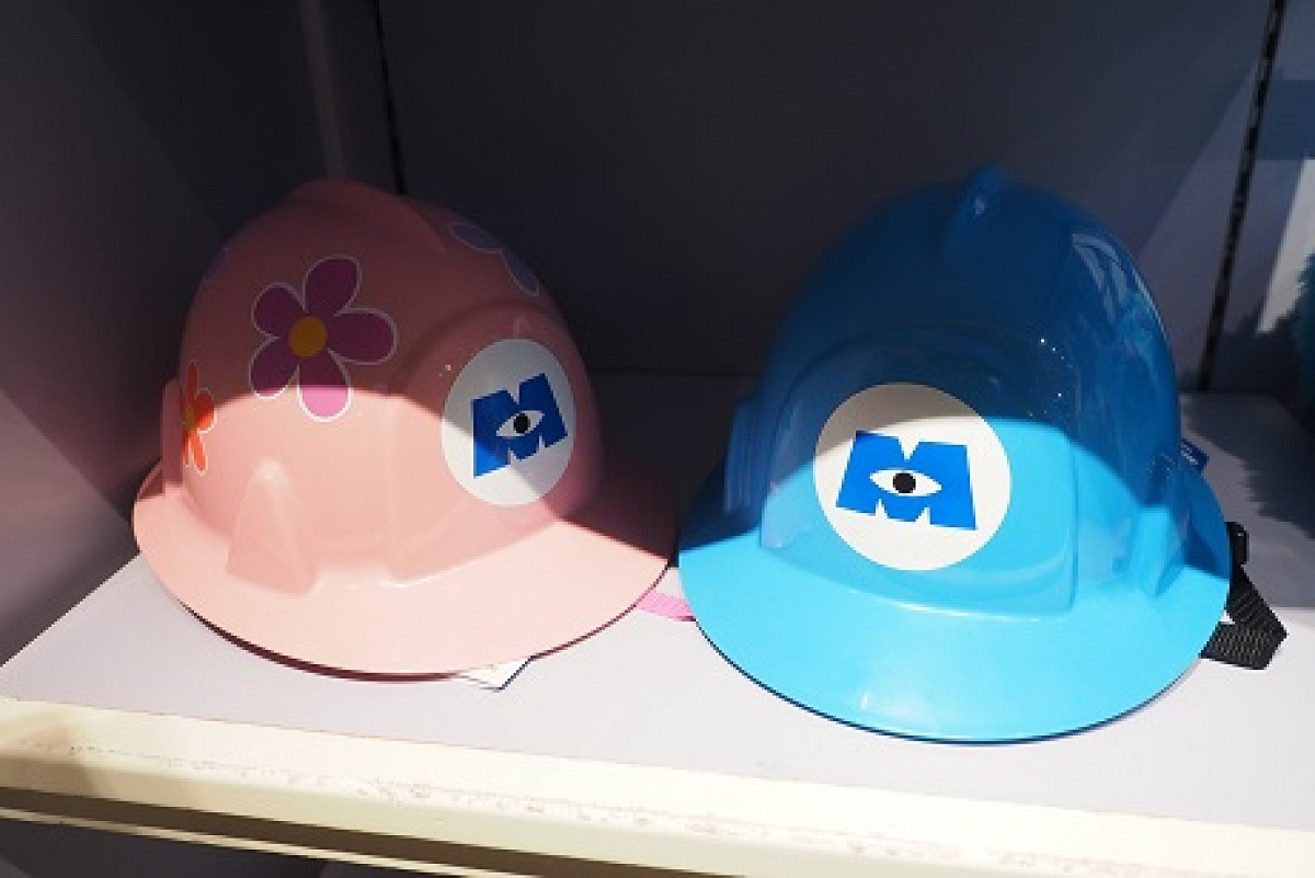 おなじみモンスターズ・インク社のヘルメット| キャステル | CASTEL ディズニー情報