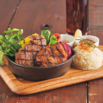 アンガス牛と阿波尾鶏のグリルプレート ガーリックライス添え| キャステル | CASTEL ディズニー情報